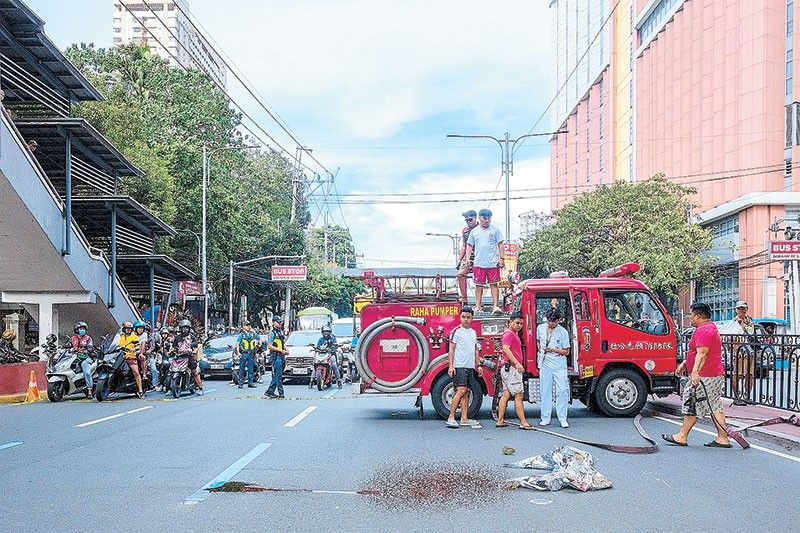 Lalaki Tumalon mula sa Footbridge Malapit sa UST, Namatay Agad - GR ...